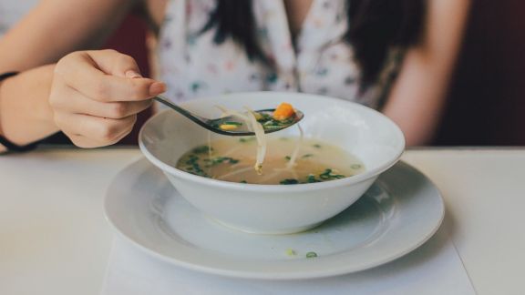 Makan Pakai Tangan vs Sendok, Lebih Baik yang Mana? Yuk Simak Beauty!