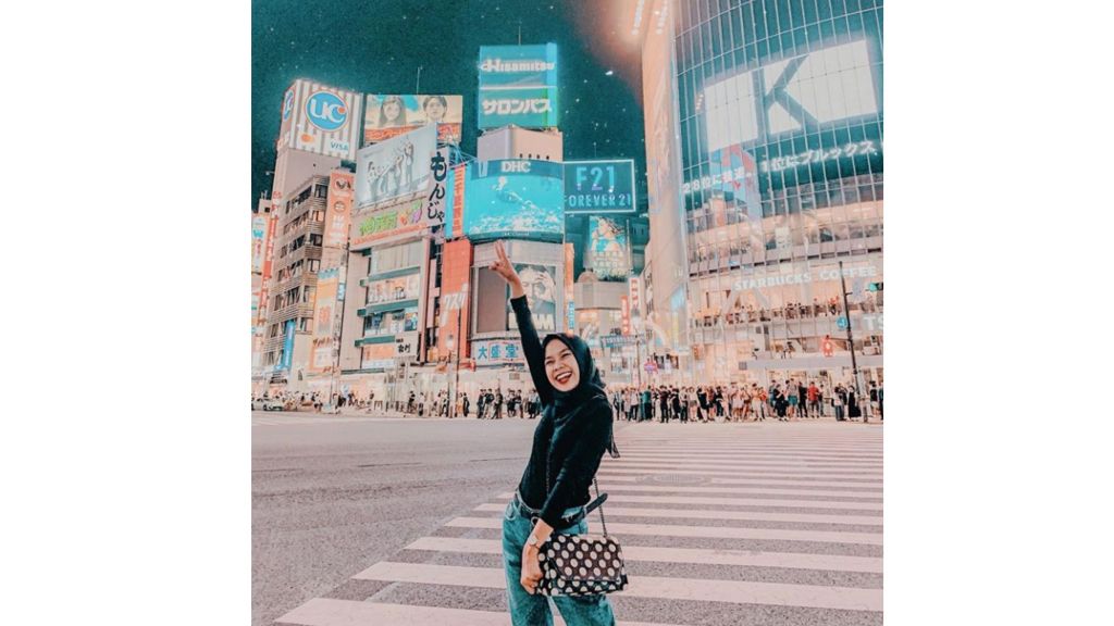 Intip 5 Gaya Elsya Sandria, Wanita yang Viral karena Bantu Ojol