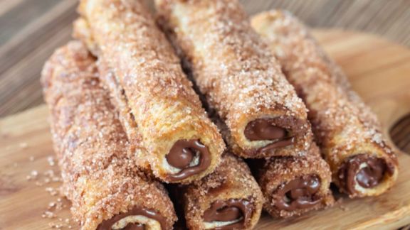 Suka Makanan Manis? Yuk, Coba Buat Cemilan Roti Goreng Gulung ...