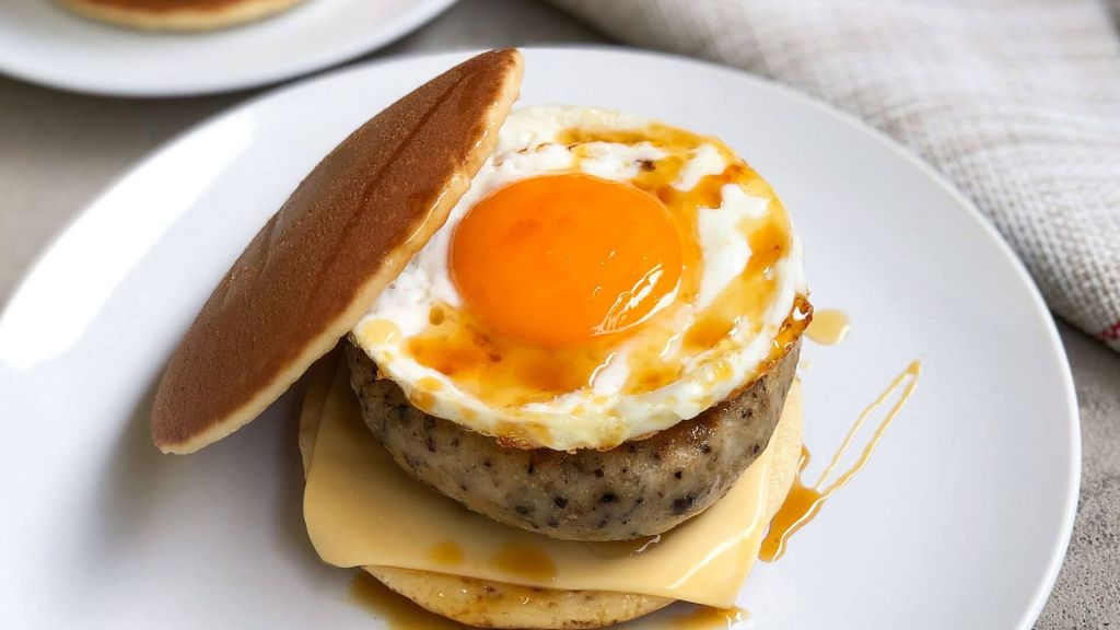 Kreasi Pancake Burger ala Rumahan, Cocok Jadi Ide Sarapan yang Fancy ...