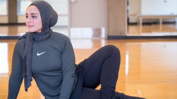 Sakit Hati Dihujat Pamer Aurat, Wanita Ini Rela Nge-Gym Pakai Gamis ...