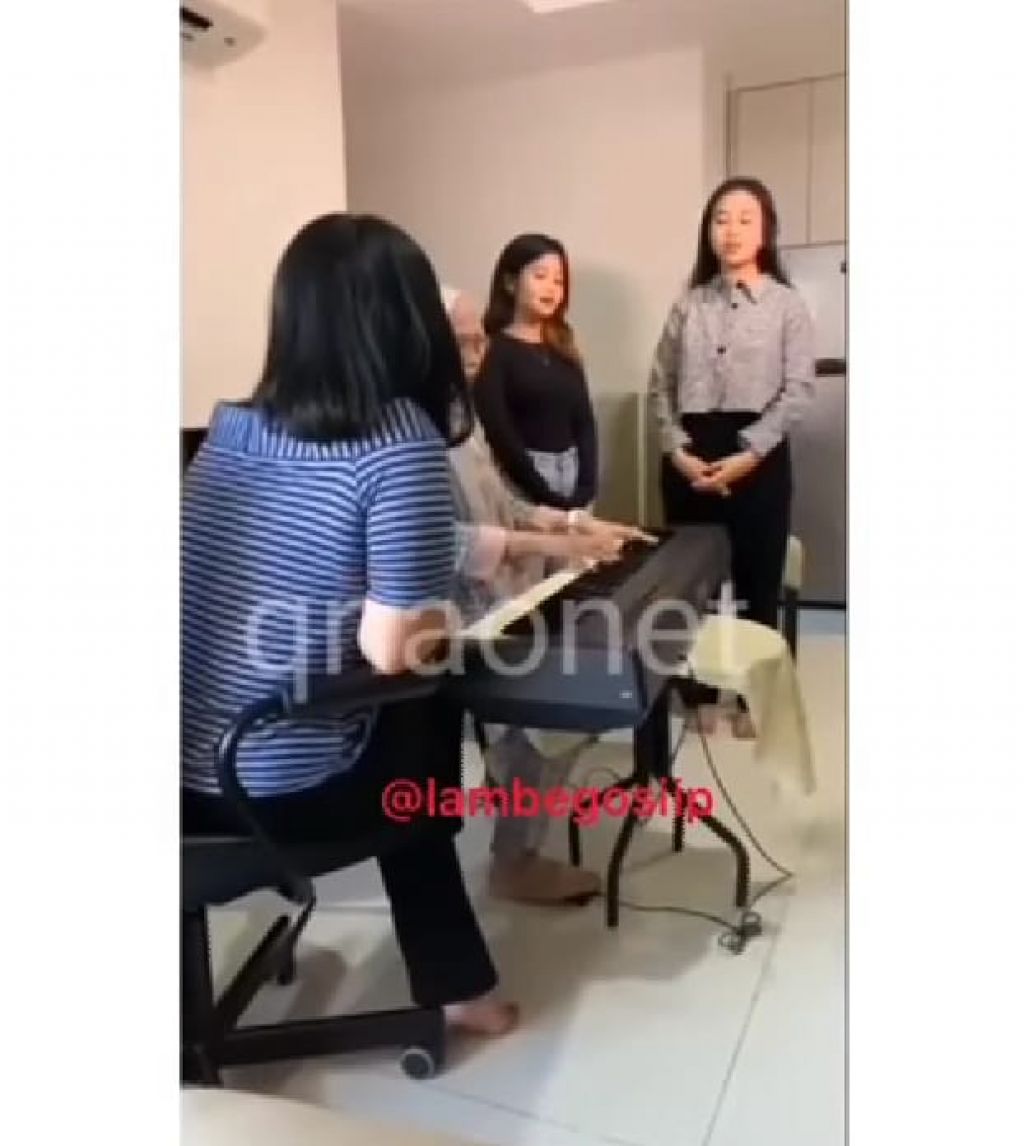 Latihan Vokal Untuk Persembahan di 40 Harian Vanessa, Penampilan Mayang ...