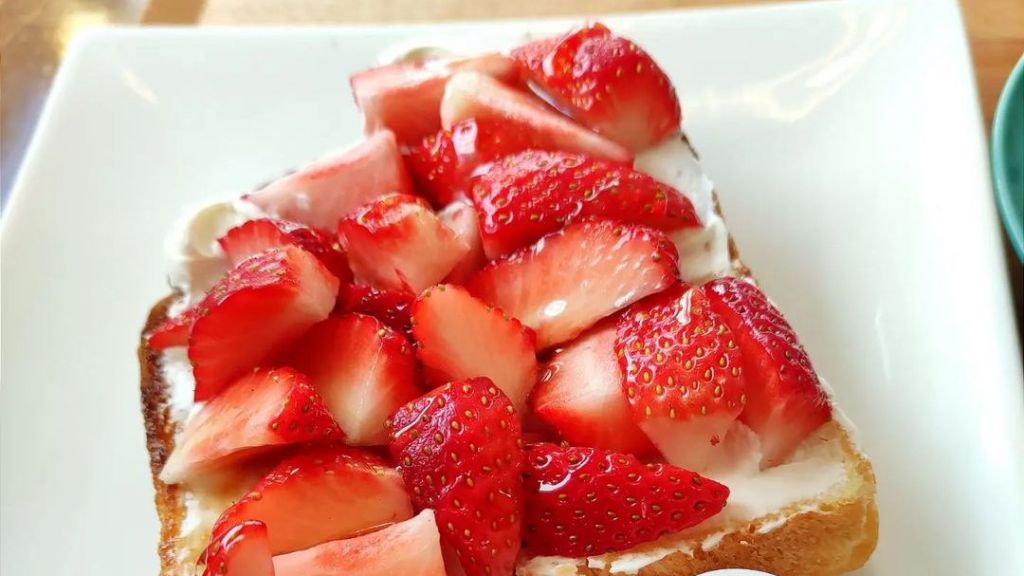 Trik Buat Roti Gulung Strawberry Pakai Buah Asli, Dijamin Lebih Sehat Moms