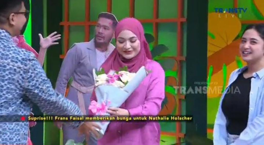 Masa Iddah Belum Habis, Frans Faisal Lakukan Aksi Romantis Beri Bunga ...