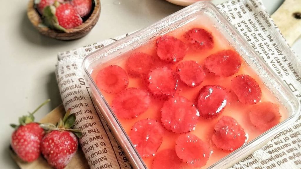Trik Bikin Strawberry Pudding Cake, Pakai Buah Asli Biar Lebih Sehat