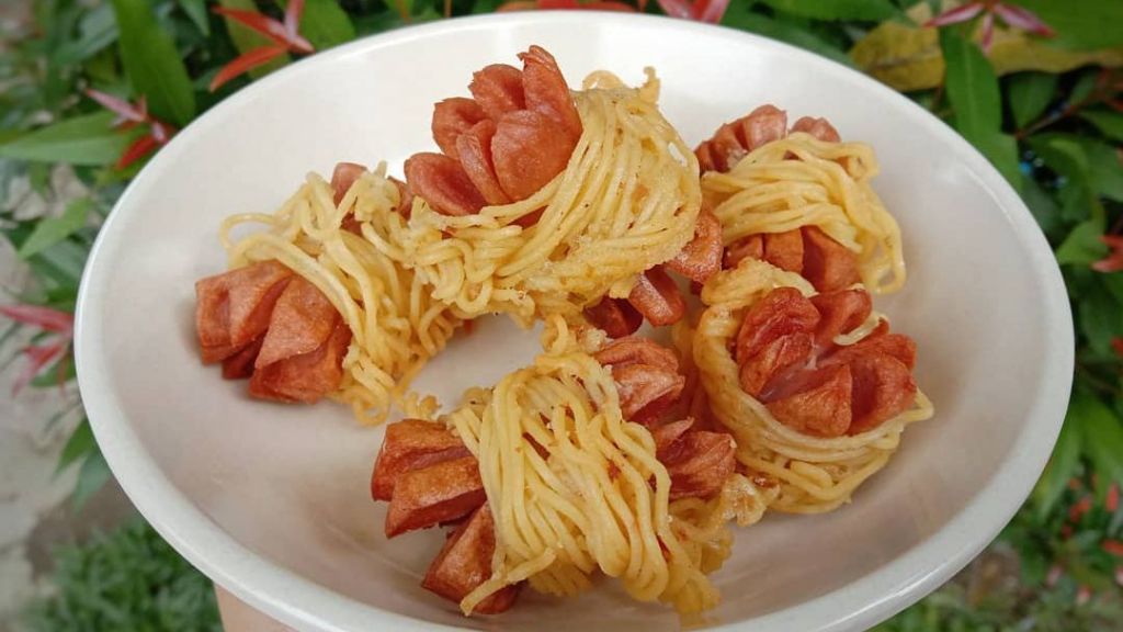 Trik Bikin Camilan Sosis Mie Gulung Buatnya Simpel Rasanya Super Enak