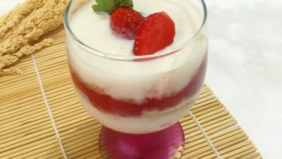 Resep Strawberry Yoghurt, Desert Hemat Rasa Mewah, Cukup Pakai Tiga Bahan