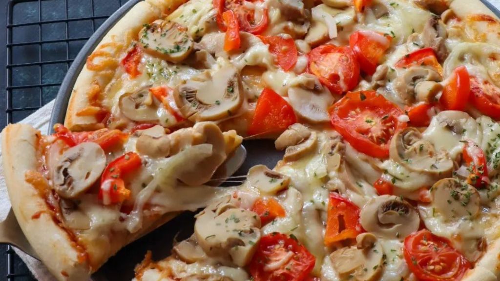 Resep Homemade Pizza Ayam Jamur, Gak Kalah Enak Kaya di Restoran Pizza!