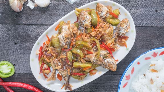 Resep Ikan Selar Balado, Pedas Nikmat, Garing, Gampang Buatnya!
