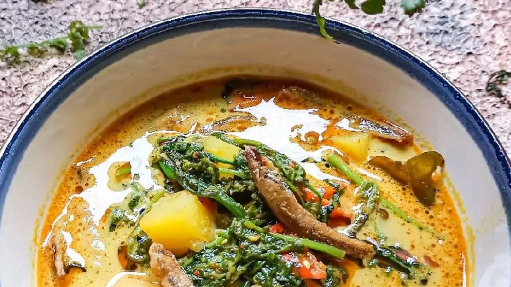 Resep Gulai Pakis Kentang, Kuahnya Gurih, Rempahnya Berlimpah