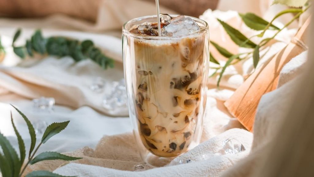 Viral di TikTok, Intip Resep Roasted Milk Tea yang Menyegarkan, Cuma ...
