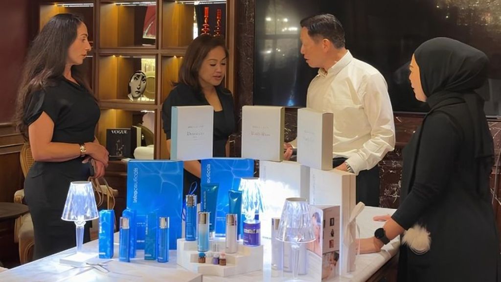 Rahasia Wajah Tampak Glowing ala Gina Brooke Global Makeup Artist dan ...